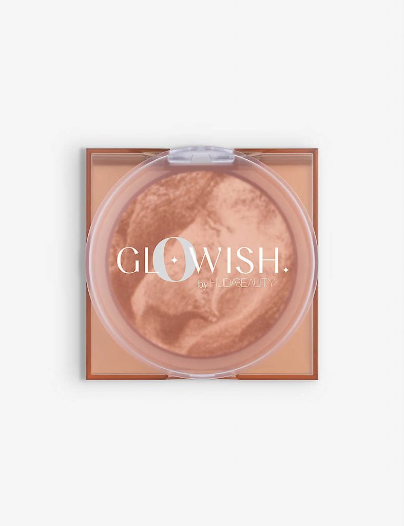 HUDA BEAUTY GloWish Soft Radiance Bronzing Powder - Beauty face